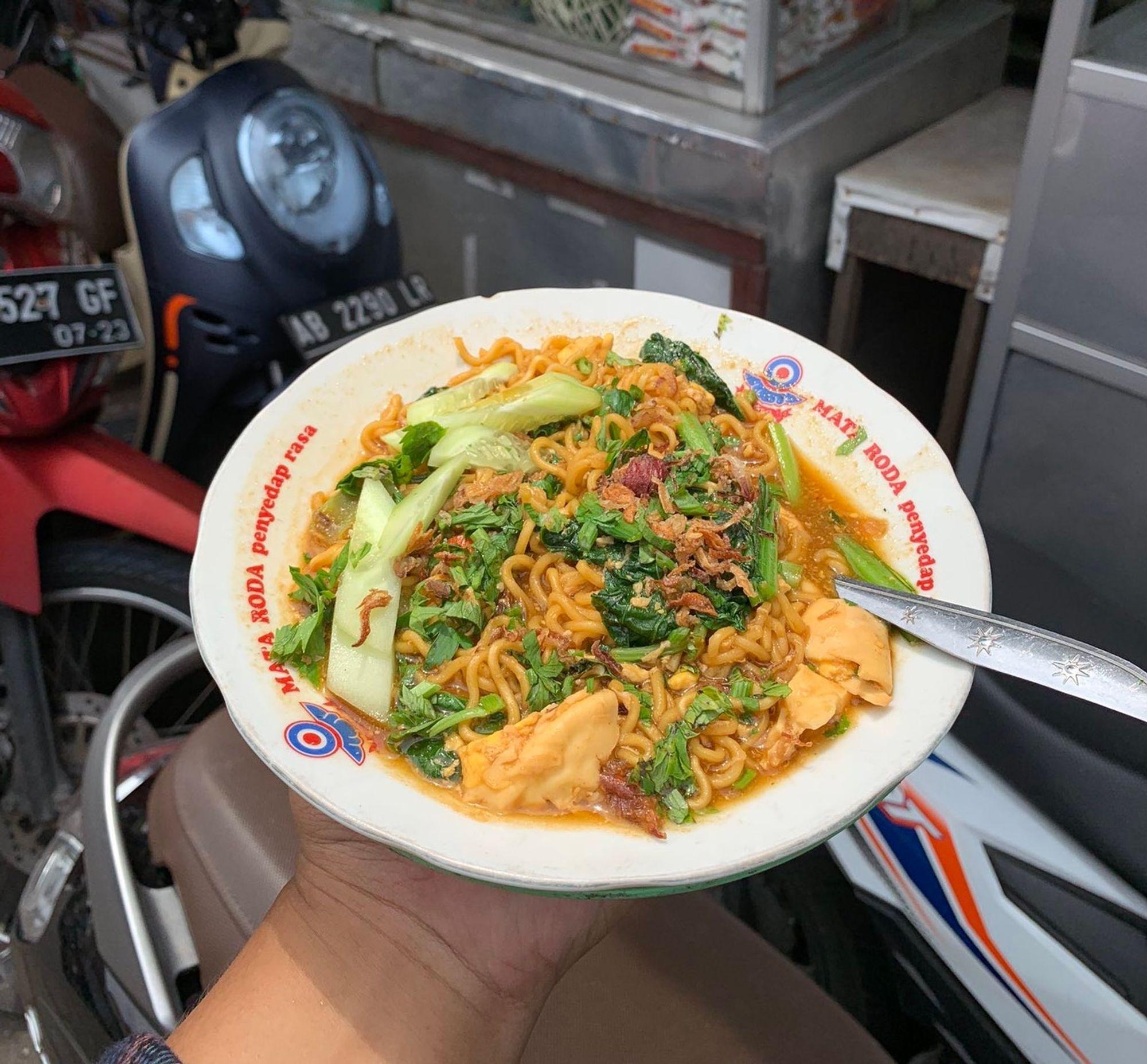 Taste the Delightful Bu Yah Nyemek Noodles at Beringharjo Market