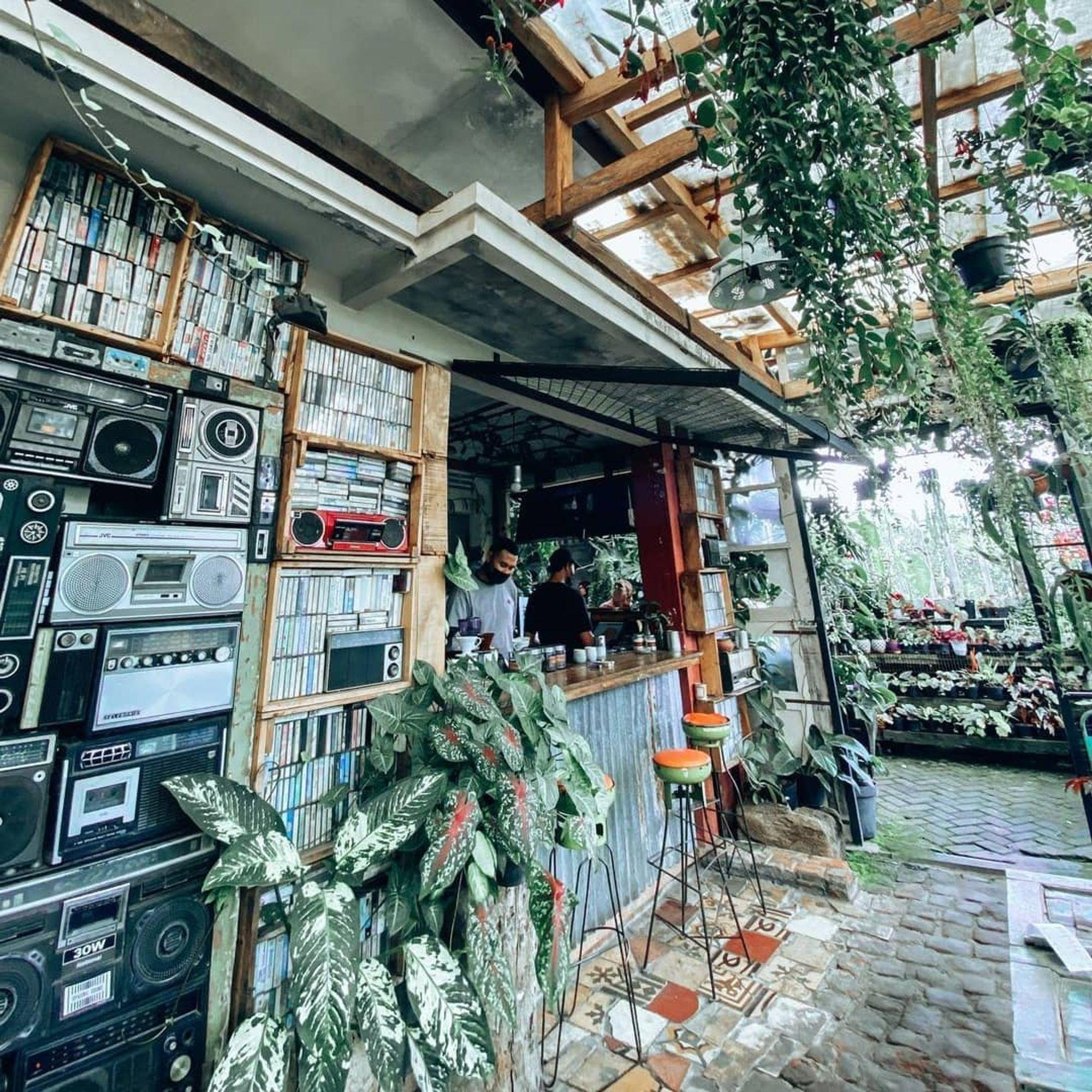 Nongkrong di Retrorika Coffee Bar & Resto, Batu