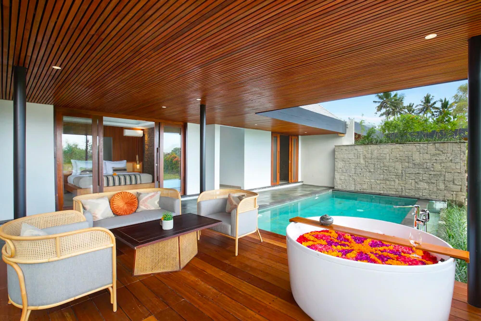 5 Rekomendasi Hotel dengan Bathtub di Bali, Cocok untuk Honeymoon!