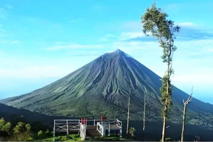 Wolobobo Hill: A Land Above the Clouds in Ngada - Wisata Diary