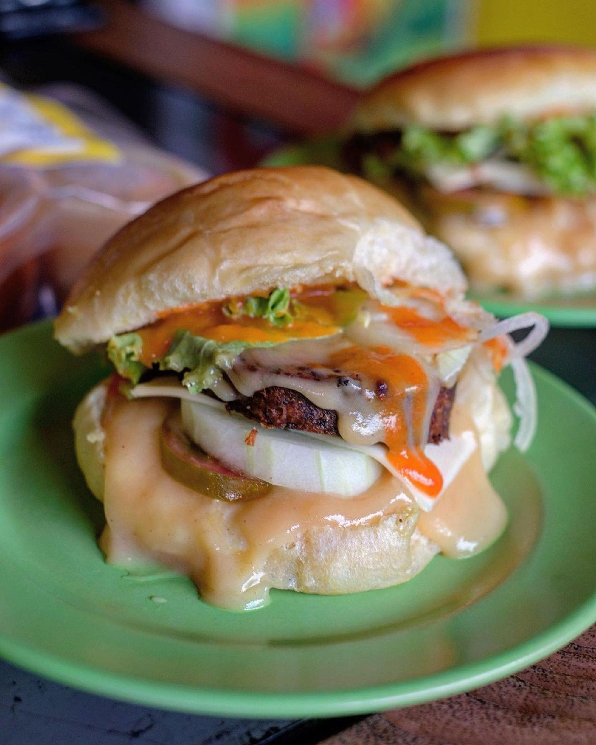 Burger Monalisa: Kedai Burger Tertua di Jogja, Sejak 1988!