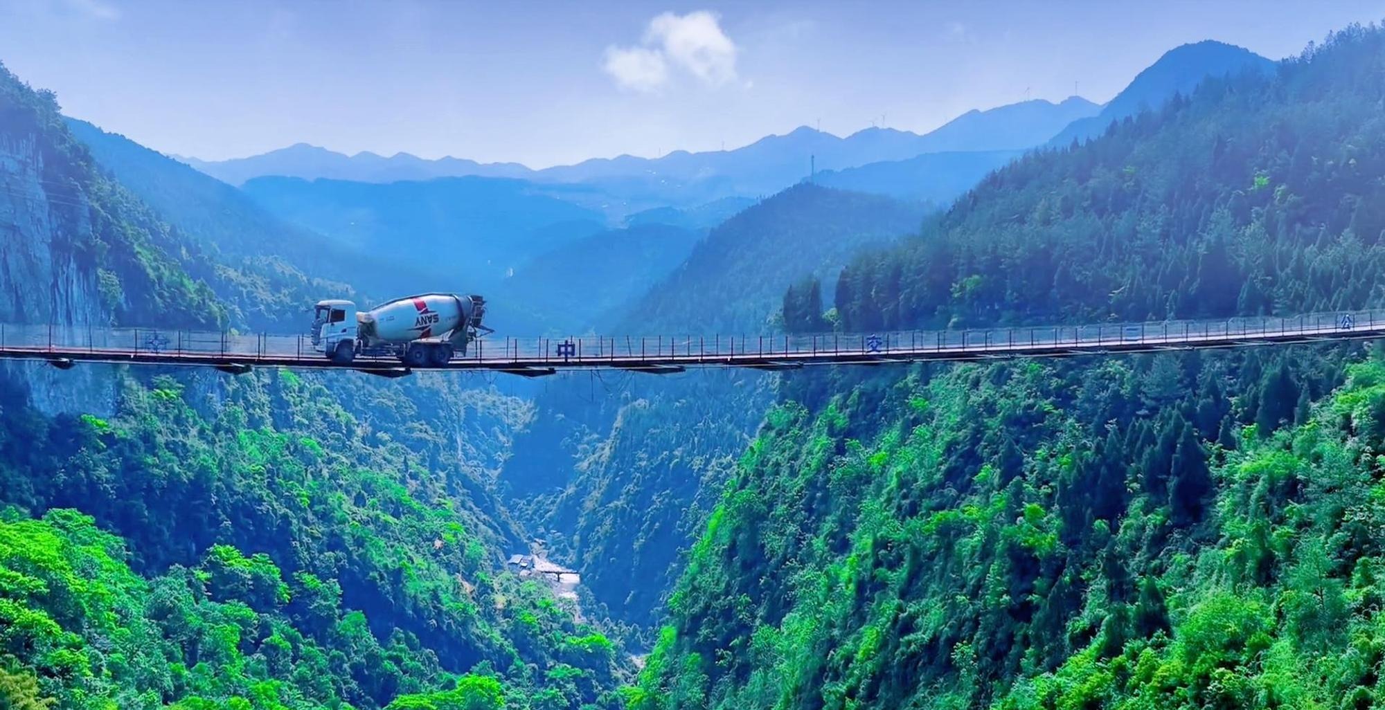 Dadong River Suspension Bridge China, What is the Maximum Capacity?