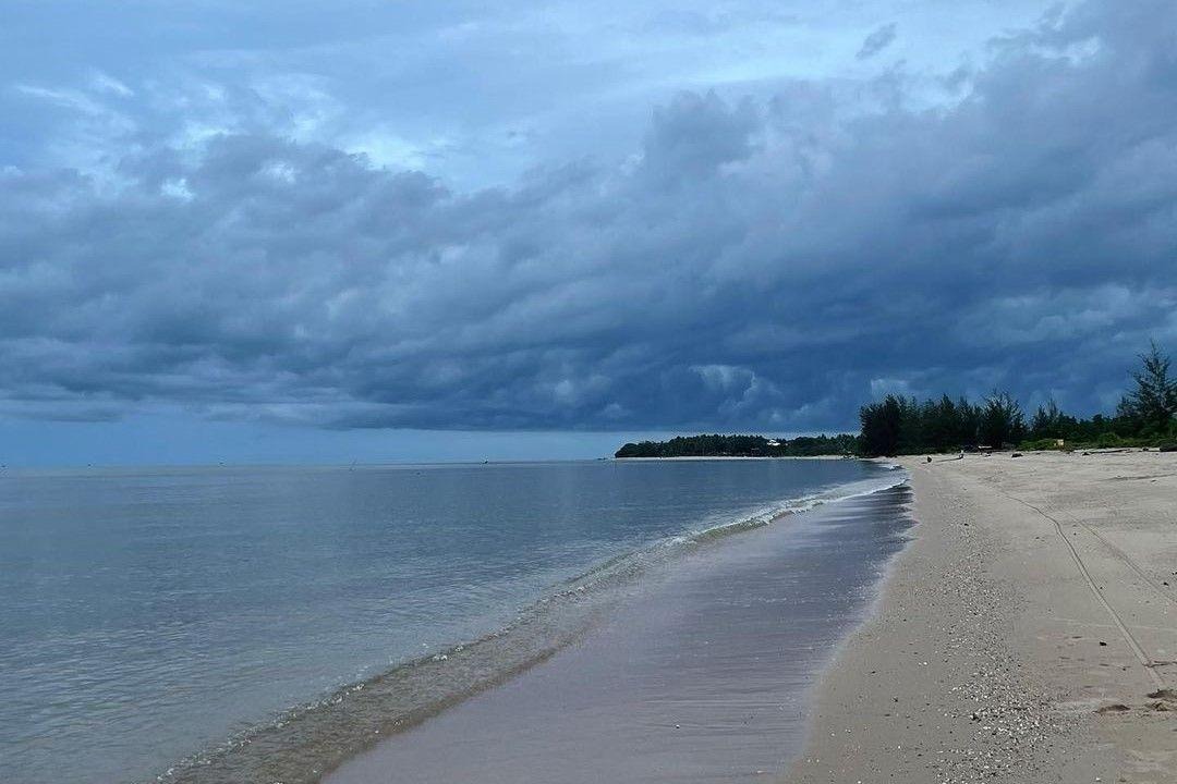 Tanah Kuning Beach: Ticket Price, Attractions, Opening Hours