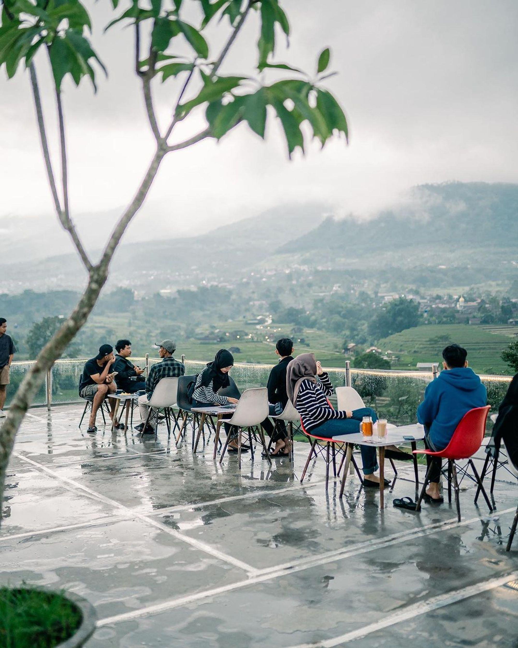 10 Cafes in Trawas with Mountain Views, Instagrammable!