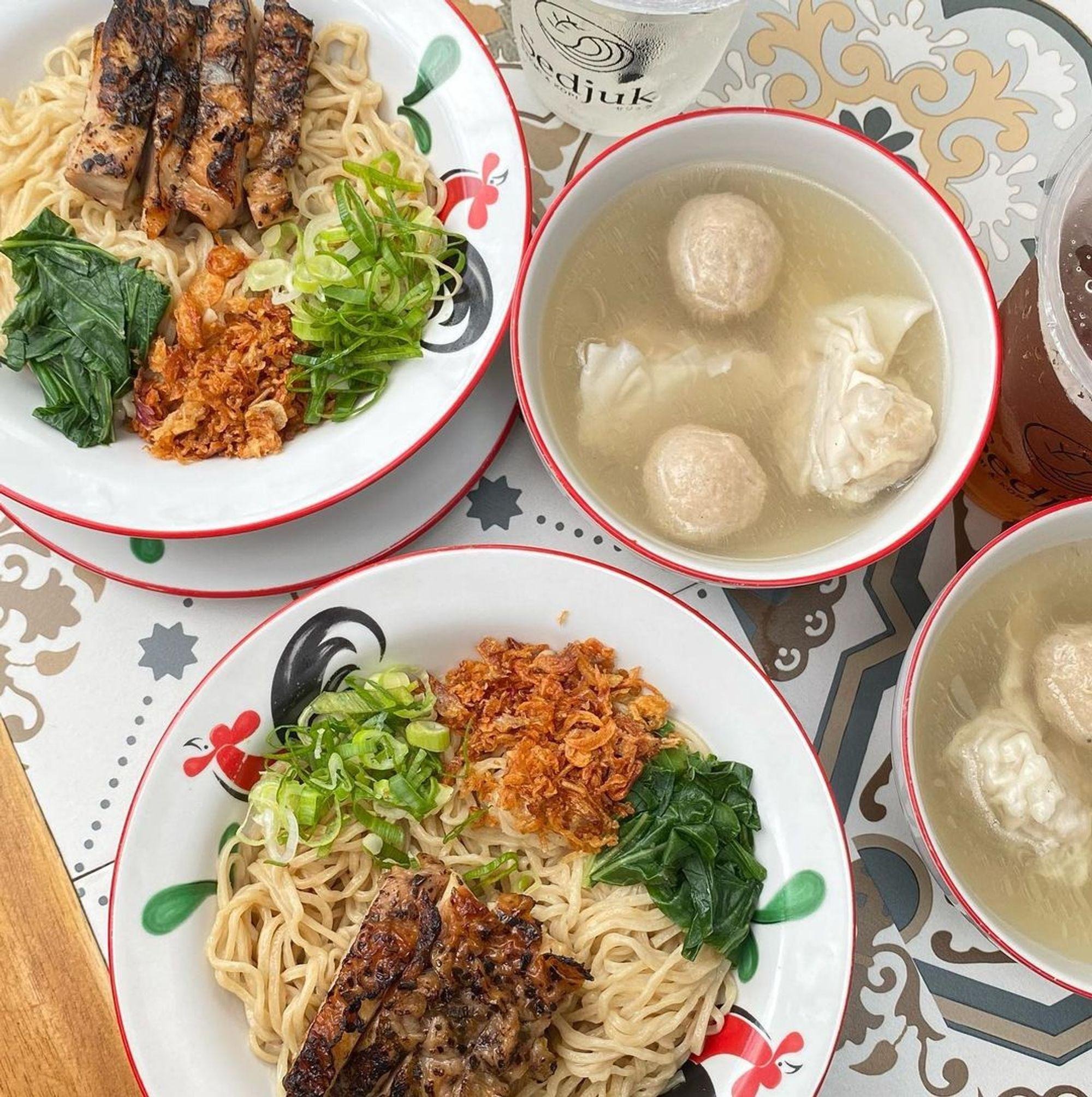 SEDJUK Bakmi: Daftar Menu, Jam Buka, Suasana